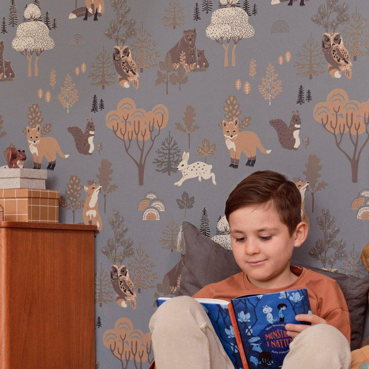 DEEP FOREST MIDNIGHT BLUE Non woven / Easy up-tapet – peaceofhome.se